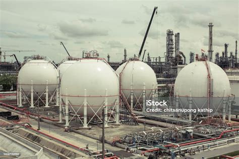 연료 가스 파이프 라인을 포함하는 흰색 구형 프로판 탱크 액화 석유 가스에 대한 스톡 사진 및 기타 이미지 액화 석유 가스