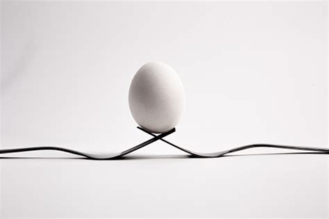 금속 포크에 달걀을 히켄 흰색 배경 클로즈업에 격리 된 숟가락 두 포크 숟가락 위에 놓인 달걀 계란은식이 요법에서 베이킹