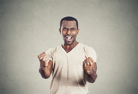 행복 한 성공적인 젊은 학생 남자 우승 주먹 펌핑 성공을 축 하 기업 재무와 산업에 대한 스톡 사진 및 기타 이미지 기업 재무와 산업 남자 남자들만 Istock