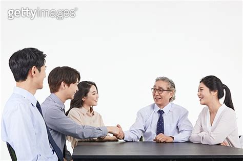 한국인 비즈니스 비즈니스 주제 비즈니스맨 사업가 미팅 토론 팀워크 비즈니스미팅 합의 컨셉 함께함 컨셉 협력 컨셉 팀워크 협력 대화