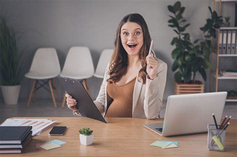현대 사무실에서 책상에서 펜 클립 보드를 들고 아이디어를 가지고 흥분 임신 한 여성의 사진 초상화 한 명의 여자만에 대한 스톡 사진 및 기타 이미지 Istock
