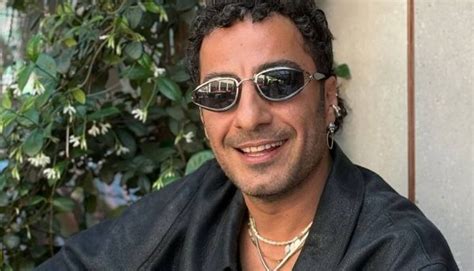 استایل خیابانیِ نوید محمدزاده در یک لوکیشن خاص عکس همشهری آنلاین