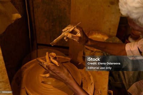 도자기 마을의 도자기 바퀴에 점토 냄비를 만드는 인도 도자기는 오래 된 장소입니다 방갈로 르 인도 갈색에 대한 스톡 사진 및 기타 이미지 Istock