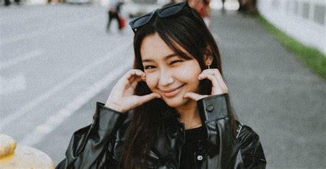 가죽 갈색 머리 거리 사진 거리 스타일 거리 장면 검은색 가죽 자켓 겉옷 긴 머리 까만 재킷 낮 도시 배경 도시 생활 도시 설정 도시 패션 도시