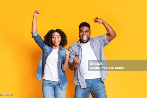 행운의 승리 행복한 아프리카 계 미국인 커플 축하 성공 와 제기 주먹 2명에 대한 스톡 사진 및 기타 이미지 2명 검은색