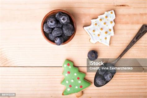 쿠키는 밝은 나무 크리스마스와 새 해의 배경에 녹색 장식 금 나무와 생강 보기 상위 공간을 복사 합니다 건강한 식생활에 대한 스톡 사진 및 기타 이미지 Istock