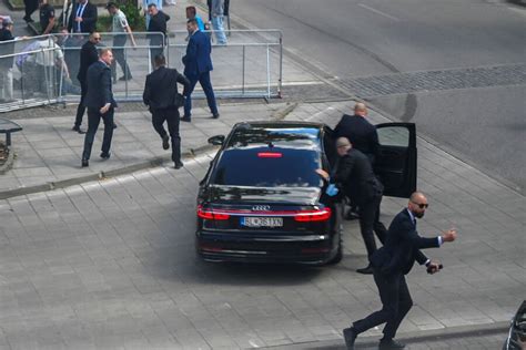 Вицепремиерът на Словакия с НОВА ВЕРСИЯ Нападателят на Роберт Фицо може и да не е бил вълк