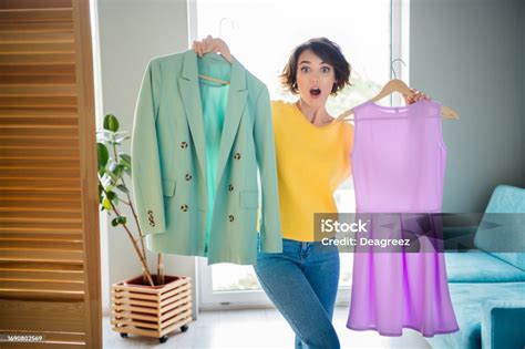 놀란 사랑스러운 감동을 받은 소녀의 초상화는 입을 벌리고 데이트를 준비한다 25 29세에 대한 스톡 사진 및 기타 이미지