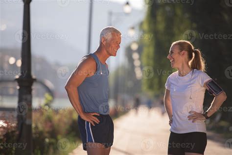 Jogging Couple Planning Running Route And Setting Music 10956727 Stock Photo At Vecteezy