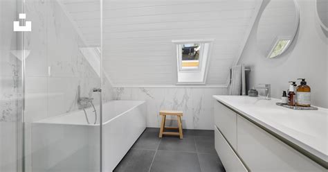 대형 샤워실 옆에 대형 흰색 욕조가 있는 욕실이 있습니다 사진 Unsplash의 무료 실내 이미지