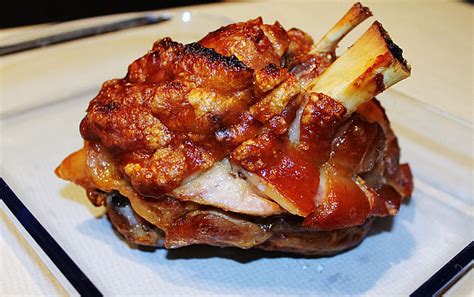 Backen Kochen Genießen Knusprig gebratene Schweinshaxen