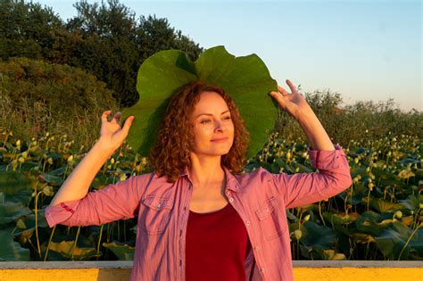 모자처럼 그녀의 머리에 큰 녹색 잎과 연꽃 호수에서 곱슬 머리를 가진 소녀 곱슬 머리에 대한 스톡 사진 및 기타 이미지 곱슬 머리 녹색 러시아 Istock