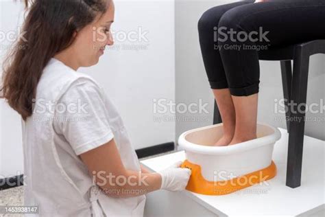 에스테틱 센터에서 왁스 기계로 족병 치료를 수행하는 여성 2명에 대한 스톡 사진 및 기타 이미지 2명 건강관리와 의술 보살핌 Istock