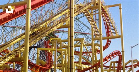 테마파크의 빨간색과 노란색 롤러코스터 사진 Unsplash의 무료 유원지 이미지