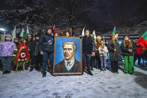 Стотици отдадоха почит пред паметта на Васил Левски във Враца снимки