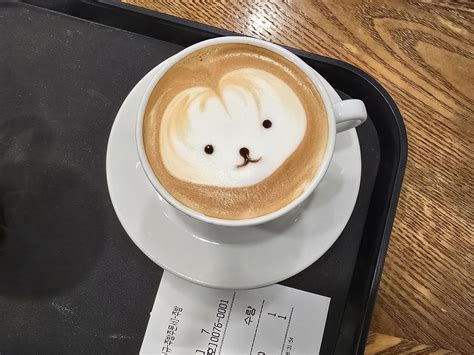 우울하다는 지인에게 찻집 주인은 우울한 케릭터를 그려주었다 찻집 주인은 신통력을 갖고있나보다 😐