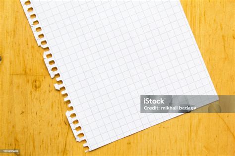 나무 테이블 배경에 종이의 흰색 체크 노트 시트 문자 메시지의 공간을 복사합니다 공란에 대한 스톡 사진 및 기타 이미지 공란 공부 교사 교육 관련 직업 Istock