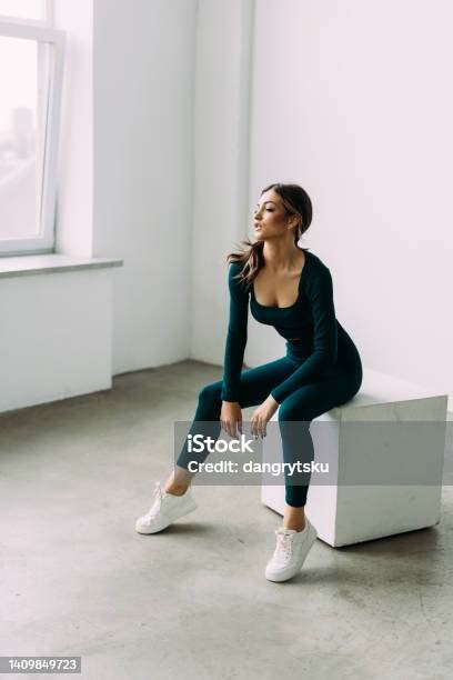 상자 점프 운동을하는 젊은 여성에게 적합합니다 체육관에서 상자 점프를하는 근육질 여성 건강한 생활방식에 대한 스톡 사진 및 기타 이미지 건강한 생활방식 결심 백인종