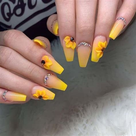 25 Dazzling Manicure Arts Adorned With Yellow Sunflowers For Graceful