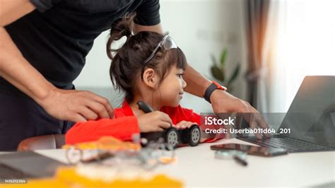 Stem 교육 아시아 소녀와 아버지는 새로운 로봇 기술의 프로그래밍 과정을 학습합니다 행복한 가족 구성원 관계 언제 어디서나 집에서 함께 배우기 위해 공부하기 2명에 대한