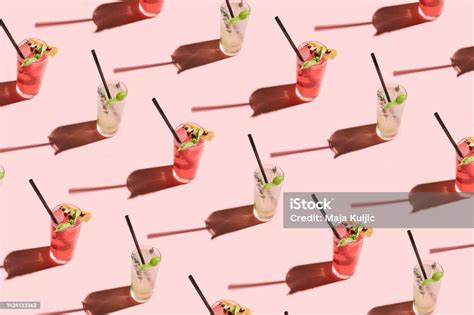 칵테일로 만든 창의적인 패턴 화창한 날과 파스텔 핑크 배경에 짚으로 그림자 최소한의 여름 파티 개념 축하 및 이벤트 비주얼 0명에 대한 스톡 사진 및 기타 이미지 Istock