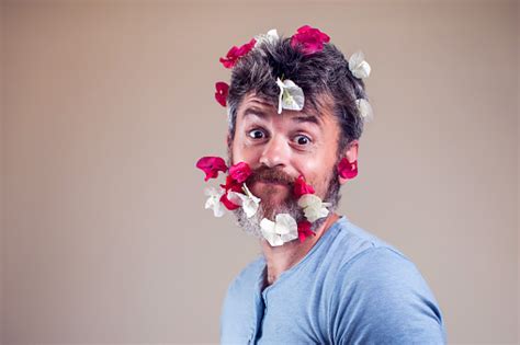 잘생긴 수염과 머리에 꽃과 남자를 미소 사람 감정 여름 또는 봄 개념 개념에 대한 스톡 사진 및 기타 이미지 개념 긍정적인 감정 표현 꽃 식물 Istock