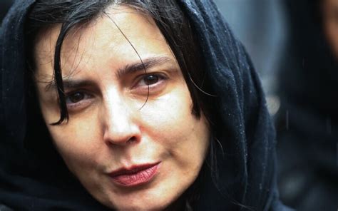 دسته گل زیبایی که لیلا حاتمی بر مزار مادرش گذاشت عکس همشهری آنلاین