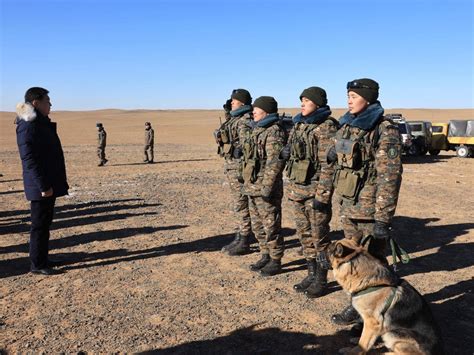 Монгол Улсын Ерөнхийлөгч У Хүрэлсүх хилийн цэргийн 0223 дугаар салбарт алба хааж буй хилчидтэй