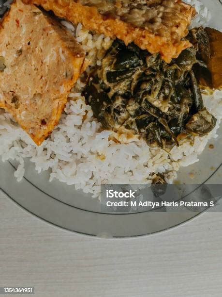 나시 파당 또는 파당 라이스는 인도네시아에서 온 유명한 전통 음식입니다 쇠고기 렌당 카사바 잎 그린 칠리 페이스트를 곁들인 밥 0명에 대한 스톡 사진 및 기타 이미지