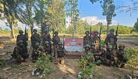 မုန်းမြို့ကို စစ်ကောင်စီက ပြန်သိမ်းနိုင်ဟု ဝါဒဖြန့်သော်လည်း လေယာဉ်ပေါ်မှဆင်း၍ ဓာတ်ပုံရိုက်ခြင