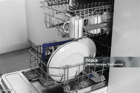 식기세척기 접시 로딩 식기 세척 캡슐 하얀 부엌에서 깨끗한 요리로 식기 세척기를 엽니 다 식기 세척기 열기 및 닫기 부엌에 대한 스톡 사진 및 기타 이미지 Istock