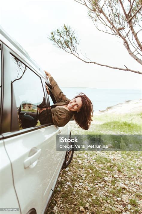 젊은 예쁜 여자 스틱 아웃 부터 자동차 창 바다 해변 에 배경 20 29세에 대한 스톡 사진 및 기타 이미지 20 29세 갈색 머리 관광객 Istock