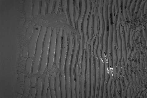 갯벌 경치 관념적인 그림자 기하학적 드론으로 찍은 사진 모래 모래로 뒤덮인 물 미니멀리스트 밀물과 썰물 바다 바다의 반사 부식 선 세분화 된