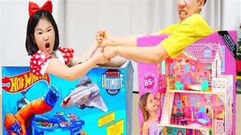 보람이와 또치의 핫휠 인형의집 장난감 놀이 Hot Wheels And Dollhouse Toys 보람이와 또치는 핫휠 인형의집을 이용해서 장난감을 정리합니다 Boram
