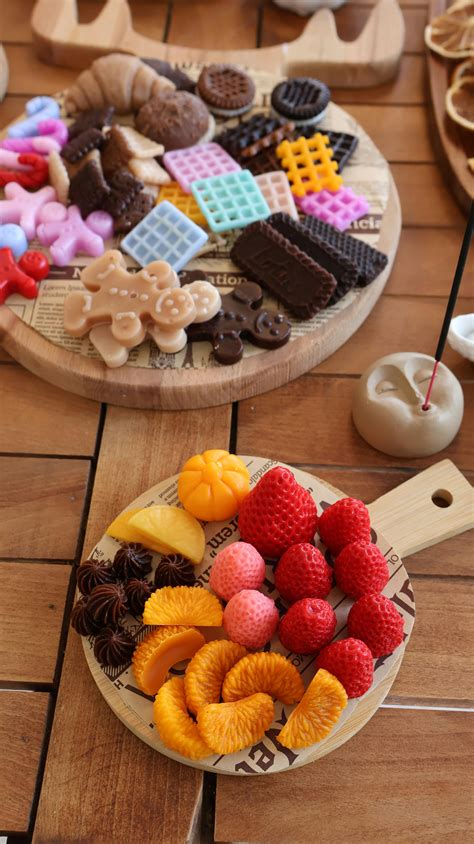 공예 꽃꽂이 꽃잎 비누 냄새가 좋은 비누 다채로운 비누 독특한 디자인 라벤더 러스틱 레이스 도일리 목조 테이블 보헤미안 스타일 비누 만들기 비누 예술