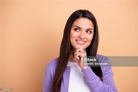 사진 좋은 낙관적인 갈색 머리 긴 머리 숙녀 보이는 빈 공간 착용 보라색 스웨터 격리 에 파스텔 베이지 색 배경 갈색 머리에 대한 스톡 사진 및 기타 이미지 Istock