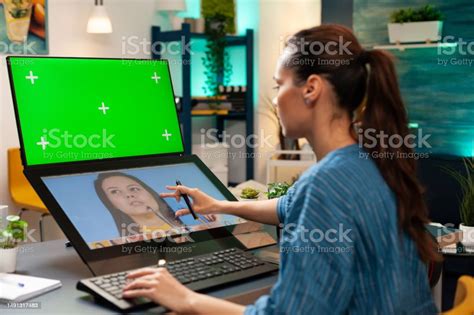 그린 스크린 및 리터칭 소프트웨어를 사용하는 디지털 편집기 20 24세에 대한 스톡 사진 및 기타 이미지 20 24세
