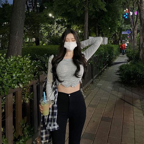 Yefit 예핏 찰랑거리는 소재감으로 지금부터 여름까지도 데일리로 입기 좋은 티셔츠입니다 슬림한