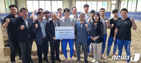 천하장사 되세요김오곤 한의사 수원시청 씨름단에 건강식품 전달 뉴스1