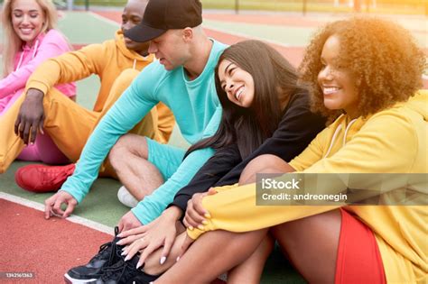다민족 그룹 사람들은 십대 친구 아프리카계 미국인 아시아인 백인 학생이 다인종 우정과 함께 시간을 보내는 16 17 살에 대한 스톡 사진 및 기타 이미지 Istock