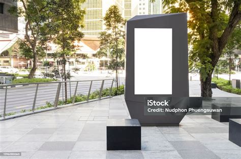 빌보드는 교외 배경의 아름다운 햇빛을 조롱합니다 맑은 도로가있는 길가 근처의 빈 정보 광고판의 템플릿 도시 배너 자리 표시자 및