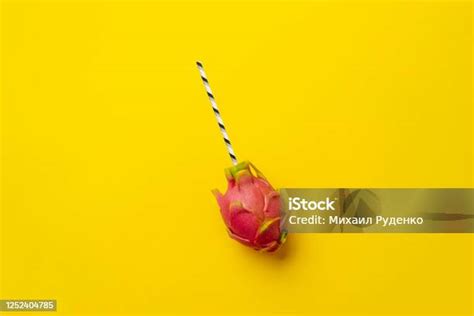 다채로운 배경에 고립 된 신선한 이국적인 과일의 빨대 여름 휴일에 칵테일 음료 0명에 대한 스톡 사진 및 기타 이미지 0명 감귤류 과일 개념 Istock