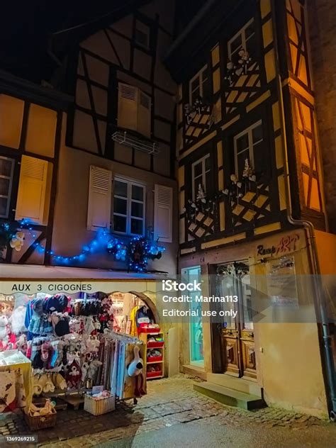 프랑스 알자스 와인 지역의 전통 마을인 에구이스하임의 야경으로 전통 가옥이 있으며 지금은 와인 이포도풍의 장소가 되었습니다 12월에 대한 스톡 사진 및 기타 이미지 Istock