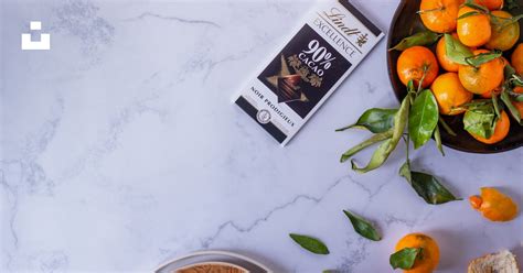 주황색 과일이 있는 흰색 세라믹 원형 접시 옆에 있는 흰색과 검은색 담배 팩 사진 Unsplash의 무료 음식 이미지