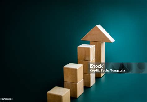 큰 화살촉 나무 증가 큐브 블록 막대 그래프 차트 단계 복사 공간이 있는 진한 파란색 배경에 있습니다 투자 소득 동향 인플레이션 사업 성장 경제 개선 개념 0명에 대한 스톡