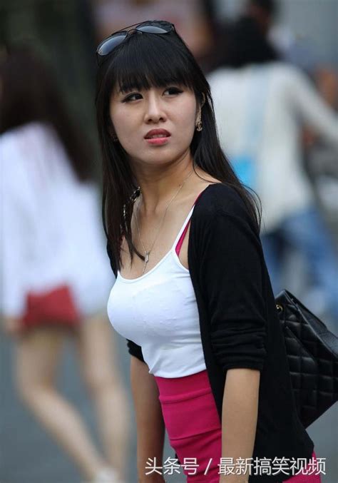 優雅少婦白衣紅裙身材豐滿，和閨蜜牽手打鬧回頭率百分百 每日頭條