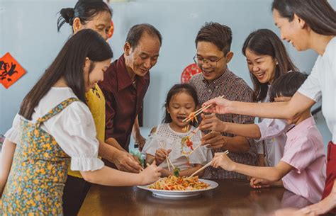 가족 상봉 저녁 식사 중 전통 음식 루 상 과 함께 중국 새해를 축하하는 아시아 가족 가족에 대한 스톡 사진 및 기타 이미지 Istock