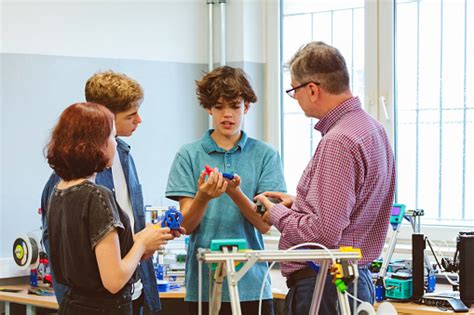 교실에서 3d 프린터를 통해 교사와 이야기하는 고등학생들 교육에 대한 스톡 사진 및 기타 이미지 교육 십대 3차원 인쇄 Istock