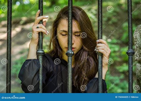 Junges Reizend Mädchen Der Jugendliche Mit Dem Langen Haar Das Hinter