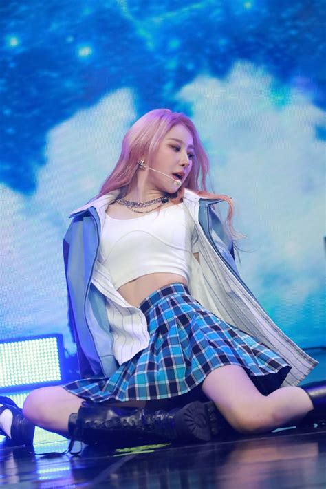 [종합] 이채연 두려움 벗은 퍼포본좌 상쾌톡톡 Knock 개시 Over The Moon 쇼케 전자신문